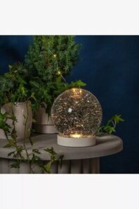 Julelys vindu, julebelysning som julestjerne lysestake, lys til vinduet ...